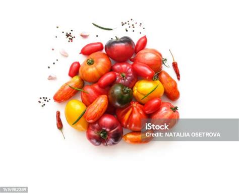 흰색의 고립 된 배경에 신선한 색의 토마토 농산물 또는 수확 휴일의 개념 0명에 대한 스톡 사진 및 기타 이미지 0명 가을 개념 Istock