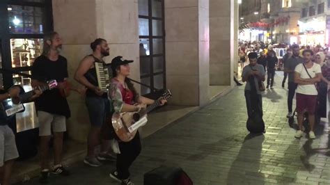 هیجان و رقص ناخداگاه دختر خارجی با آواز و موسیقی زنده ایرانی در خیابان