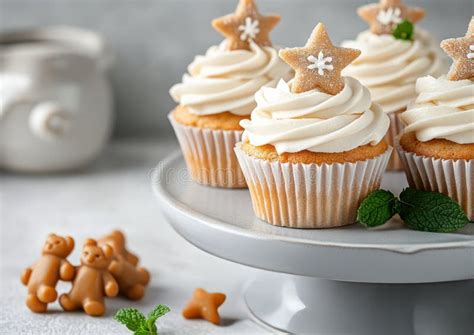 Pastelitos Festivos Decorados Con Galletas Con Forma De Estrella Y Hojas De Menta Imagen De
