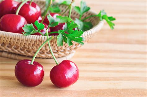 측면 보기 배경 및 벽지에 대 한 복사 공간에에서 나무로 되는 테이블에 신선한 빨간 체리 나무 바구니에 넣어 체리 높은 비타민 C 있고 달 콤 하 고 신 맛이 있다 건강 한