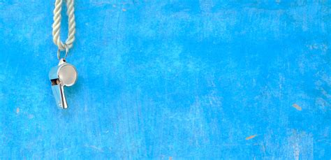 축구 또는 축구 심판 또는 트레이너의 휘파람 파란색 페인트 배경에 무료 복사 공간 파노라마 모형 호루라기에 대한 스톡 사진 및 기타 이미지 Istock