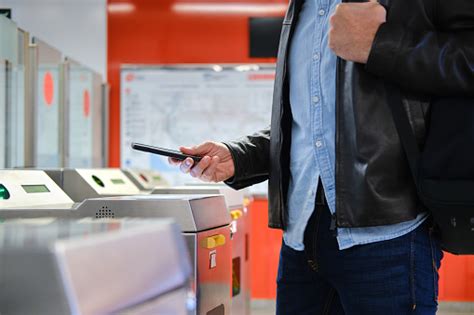 바르셀로나에서 대중 교통을 이용하기 위해 스마트 폰을 사용하는 남자 알아볼 수 없는 사람 지하철 철도에 대한 스톡 사진 및 기타 이미지 지하철 철도 50 59세