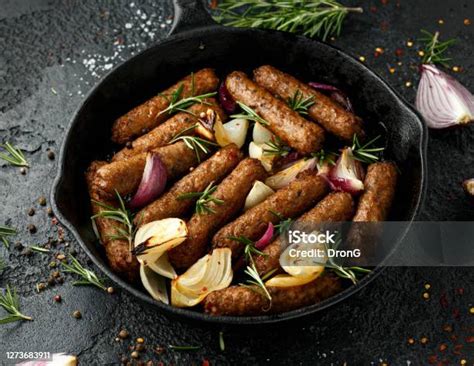 로즈마리와 양파 채식주의 채식 주의 자 소시지 오븐 주철 프라이팬에 구운 소시지에 대한 스톡 사진 및 기타 이미지 소시지 절대 채식주의자 0명 Istock