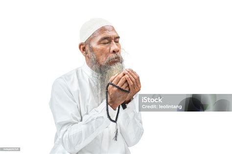 흰 모자를 쓰고 수염을 기른 무슬림 남자가 손에 염주를 들고 기도하고 있다 Tasbih에 대한 스톡 사진 및 기타 이미지 Tasbih 기도하기 남성 Istock