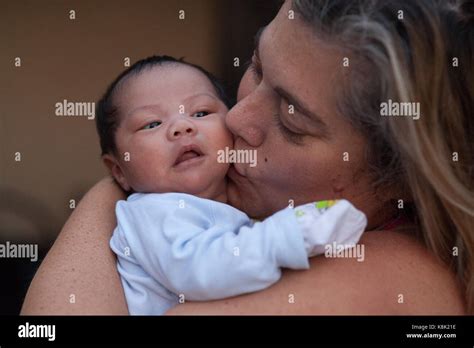 Zungenkuss Tochter Mutter Fotos Und Bildmaterial In Hoher Aufl Sung Alamy