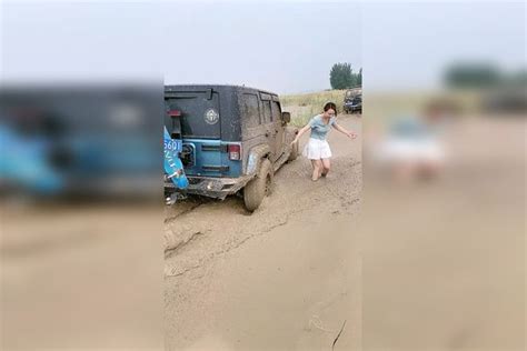 美女的小马陷入困境，走入泥潭之中！喜欢小姐姐的双击两下