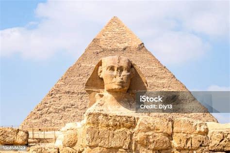 카프라의 피라미드와 그레이트 스핑크스 엘 기자 고원에 네크로폴리스 카이로 이집트 아름다운 흐린 푸른 하늘의 날에 배경에 두 번째 피라미드 카이로에 대한 스톡 사진 및 기타