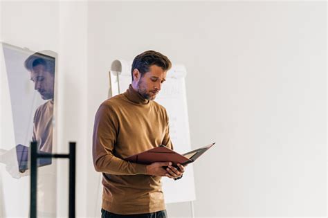 잘생긴 젊은 사업가가 직장에서 자신의 프로젝트에 대한 프리젠 테이션을 제공 부동산 중개업자에 대한 스톡 사진 및 기타 이미지