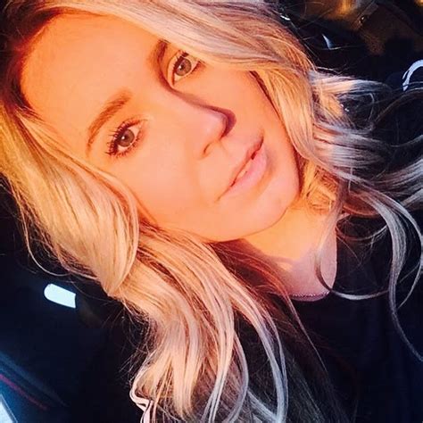 E L Y S E S A U N D E R S Elyse Saunders Music • Threads Say More