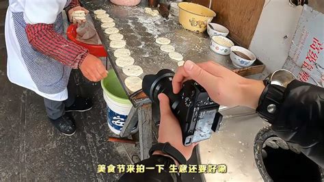 宁波奉化的这家葱油饼店厉害啦老板一边做饼还一边表演绝活 美食 美食节目 好看视频
