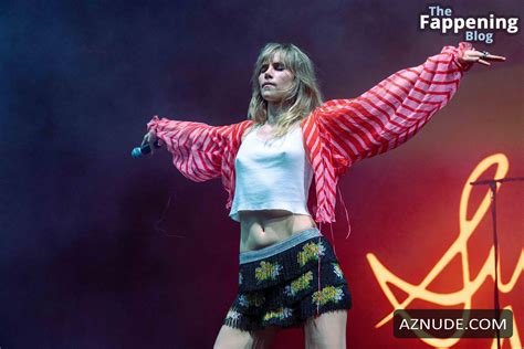 Suki Waterhouse S Sexy Braless Performance At Bonnaroo Music Arts