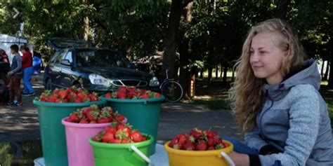 У Багатого Брата Була Бідна Сестра Вона Жила Тим Що Продавала Молоко І Ягоди З Городу Влітку