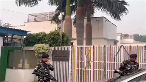 पेड़ों पर चमगादड़ बिल्ली का बसेरा दिल्ली का शापित बंगला जिसने खा