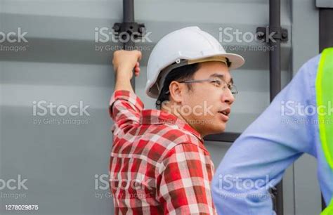 화물에서 컨테이너 상자를 확인하는 엔지니어 및 서맨 작업자 팀 20 24세에 대한 스톡 사진 및 기타 이미지 20 24세