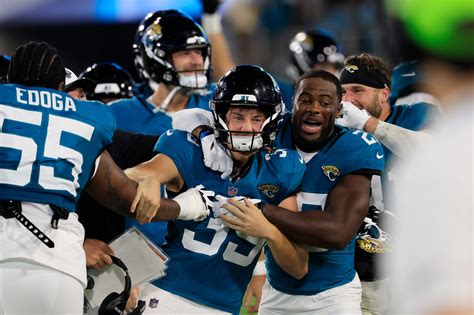 Landon Dickerson Injury Standout Eagles Lineman Carted Off Field