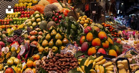 상점에 과일과 채소의 큰 전시 사진 Unsplash의 무료 시장 이미지