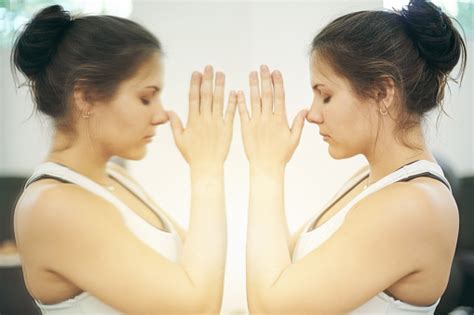 거울 명상 요가 균형 운동 웰빙 건강한 라이프스타일을 위한 필라테스 트레이닝을 하는 여성 반사 렌즈 플레어 햇빛 또는 평화와 연습 또는 평온 여성과 여성 명상하기에 대한