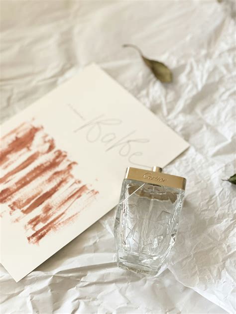 하얀 시트 위에 앉아있는 향수 병 사진 Unsplash의 무료 스위스 이미지