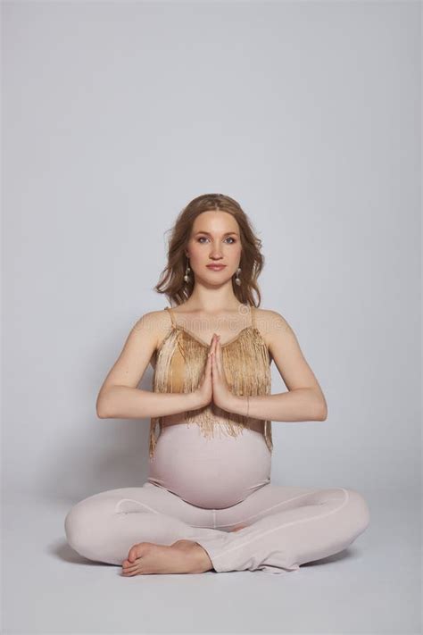 Красивая женщина в черном платье с сычом на его руке Блондинка с длинными волосами в природе