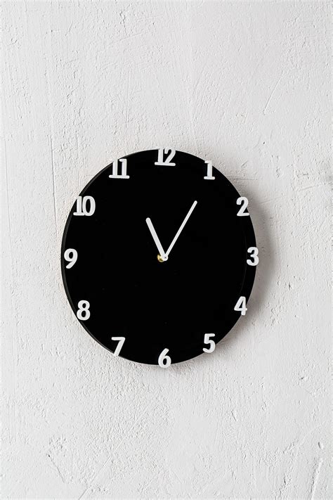 Черные часы на стену 14 фото
