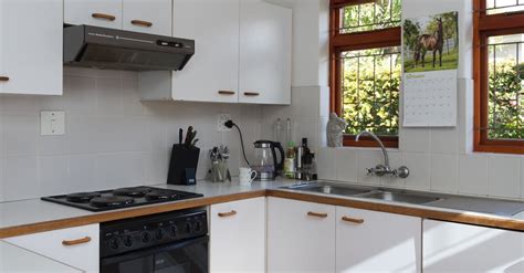 가라앉다 가전 제품 가정의 건축 깔끔한 깨끗한 나무 악센트 도마 디자인 미니멀리스트 벤트 선반 수조