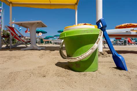 화창한 날에 는 모래 위에 어린이 해변 장난감 양동이 스페이드 및 삽 0명에 대한 스톡 사진 및 기타 이미지 0명 낮 노랑 Istock