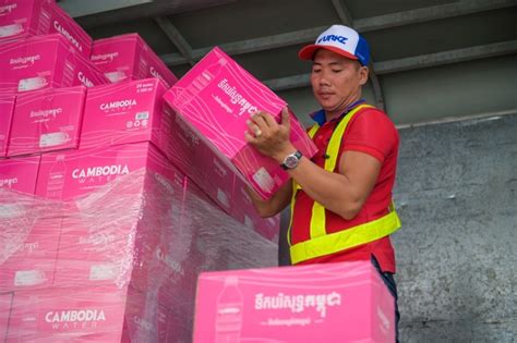 ខ្មែរ ប៊ែវើរីជីស បរិច្ចាគទឹកបរិសុទ្ធកម្ពុជា ៣ ០០០កេស ជូនក្រសួង សម្រាប់យុទ្ធនាការ ទប់ ស្កាត់