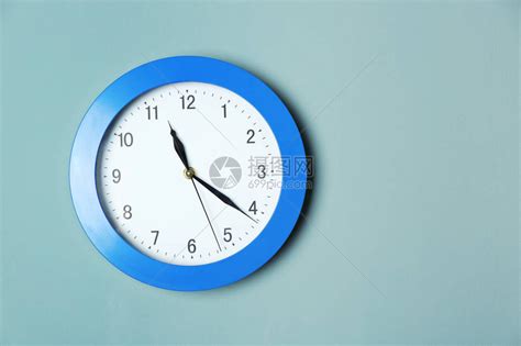 彩色墙上的现代时钟高清图片下载 正版图片505184303 摄图网