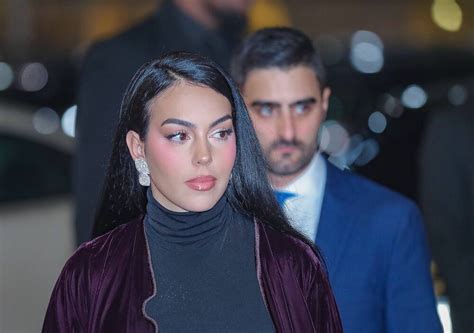 عکس استایل متفاوت جورجینا و خواهرش برای یک خرید خانوادگی در عربستان