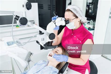 여성 전문 치과 의사가 사무실에서 조직학적 현미경을 가진 여성 환자를 검사합니다 건강 진단에 대한 스톡 사진 및 기타 이미지 건강 진단 건강관리와 의술 검사 보기