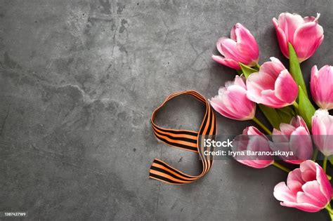 분홍색 튤립 세인트 조지 리본은 회색 콘크리트 배경에 숫자 9의 모양으로 배치 승리의 날 0명에 대한 스톡 사진 및 기타 이미지 Istock