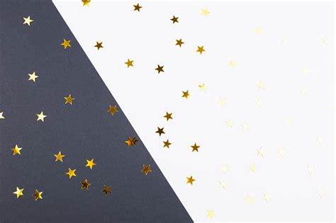 검은 색과 회색 종이와 떨어지는 색종이로 만든 최소한의 배경 가리기에 대한 스톡 사진 및 기타 이미지 가리기 검은색 공란 Istock