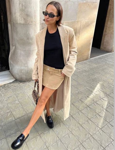 Образ с бежевой короткой юбкой