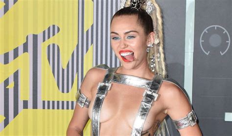 Alyssa Milano Just Brilliantly Shot Down Breastfeeding Shamers Point By