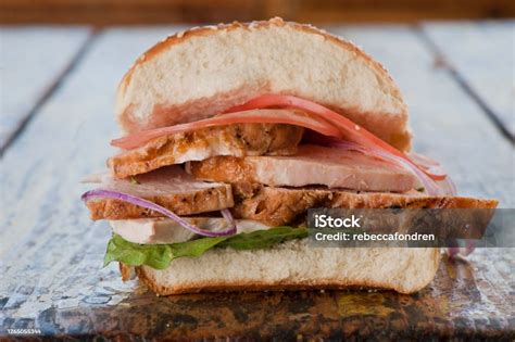 터키 샌드위치 바베큐 테이블 스프레드 쇠고기 브리스킷 닭고기 돼지 갈비 쇠고기 갈비 맥 N 치즈 콘브레드 브뤼셀 콩나물 콜슬로