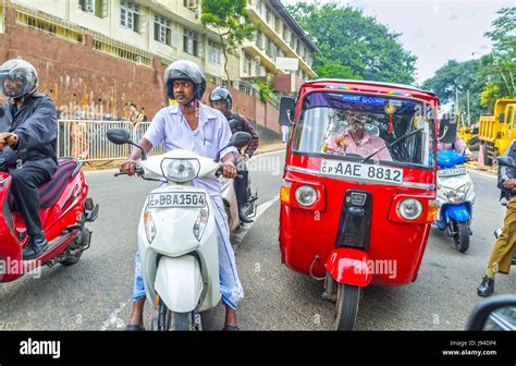 Kandy Sri Lanka November 28 2016 Drivers Stop At The Traffic Light And Wait For Green Light