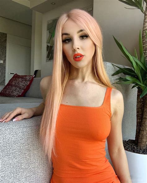 Lil Masti W Krótkich Ciemnych Włosach Fryzura Na Panią Ze