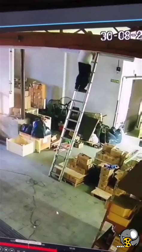 خوش شانس ترین مرد کره زمین رو تماشا کنین فیلو