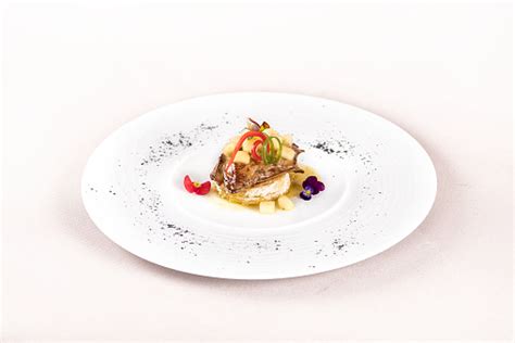 오리 간 파인애플과 망고 조각 구운된 빵에 달콤한 소스와 함께 고급 스러운 요리 저희 집은 꽃과 레드와 그린 잎 흰 접시 밝은 배경 절연에 배치 간 내부 기관에 대한 스톡