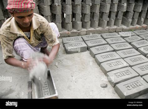 Putting Clay Into The Mold To Make Bricks In Bangladesh Stock Photo Alamy