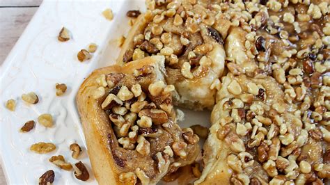 With A Gooey Caramel Nut Topping This Is A Delicious And Easy Sticky Bun Recipe Banana Nut