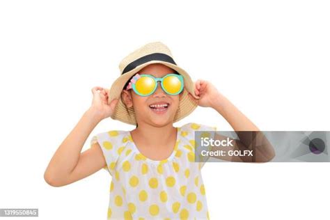 흰색 고립 된 배경에 선글라스와 밀짚 모자를 쓰고 있는 아시아의 어린 소녀와 클리핑 경로 여름과 패션 컨셉 계절에 대한 스톡 사진 및 기타 이미지 Istock