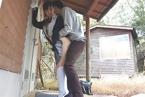 花音うらら 露出狂のロリ顔美少女と野外で青姦！制服着衣のまま肉棒挿入で立ちバック 無料av動画