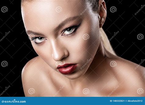 Jonge Aantrekkelijke Meisjes Model Dichte Omhooggaand Heldere Avondmake Up Stock Afbeelding