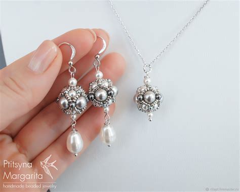 Серьги с жемчугом и подвесками Сваровски белые серые серебряные на заказ в интернет магазине
