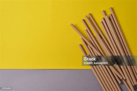 종이와 옥수수 전분으로 만든 튜브를 마시는 노란색 추세 색상 2021 배경에 생분해성 물질 제로 폐기물 및 플라스틱 무료 개념 맨 위 보기입니다 2021년에 대한 스톡 사진
