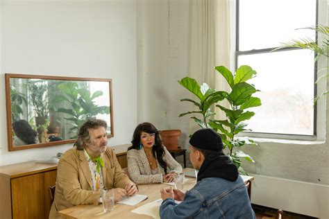 의자에 앉아 대화를 나누는 남성 사진 · 무료 스톡 사진