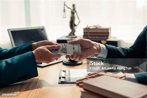 법적 부패 사무실에서 파트너에게 뇌물을 주고 계약에 따라 계약을 맺는 사업가 불법 돈 사기의 개념 클로즈업 사진 2명에 대한 스톡 사진 및 기타 이미지 Istock
