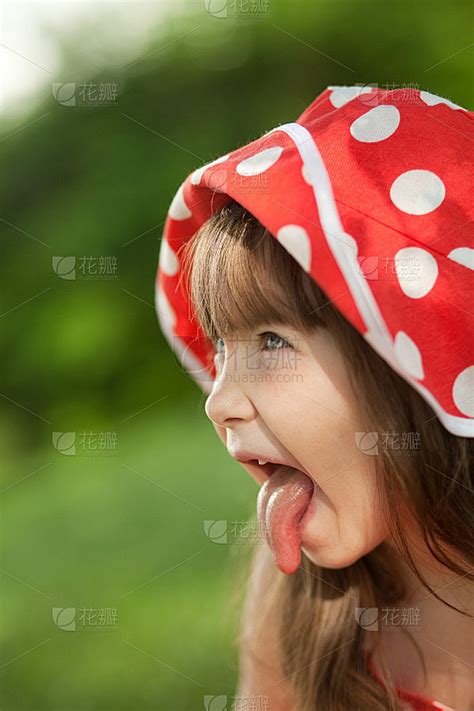 戴红帽子的女孩