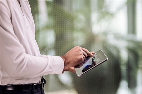 디지털 태블릿을 사용하는 아프리카계 미국인 사업가의 클로즈업 디지털 태블릿 사용하기에 대한 스톡 사진 및 기타 이미지 디지털 태블릿 사용하기 증권 시장과 거래소 측면